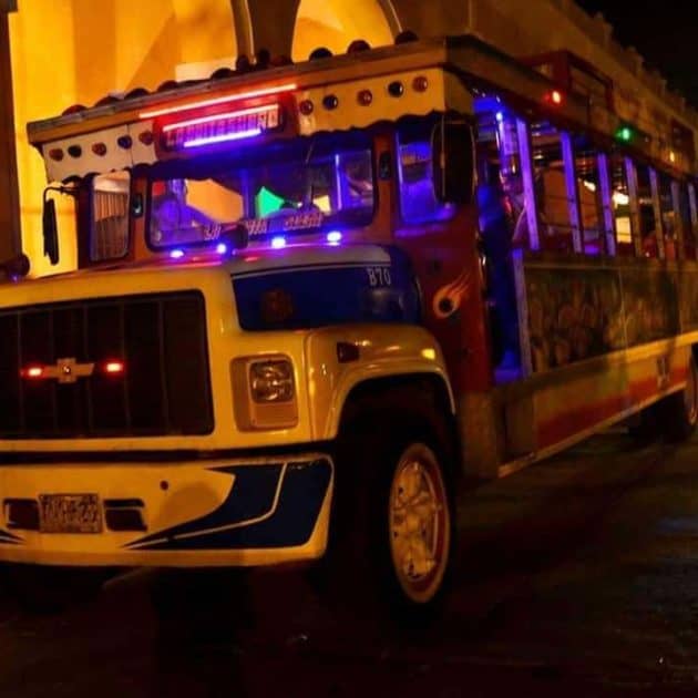 Chiva Rumbera | Divertido tour panorámico nocturno por la ciudad